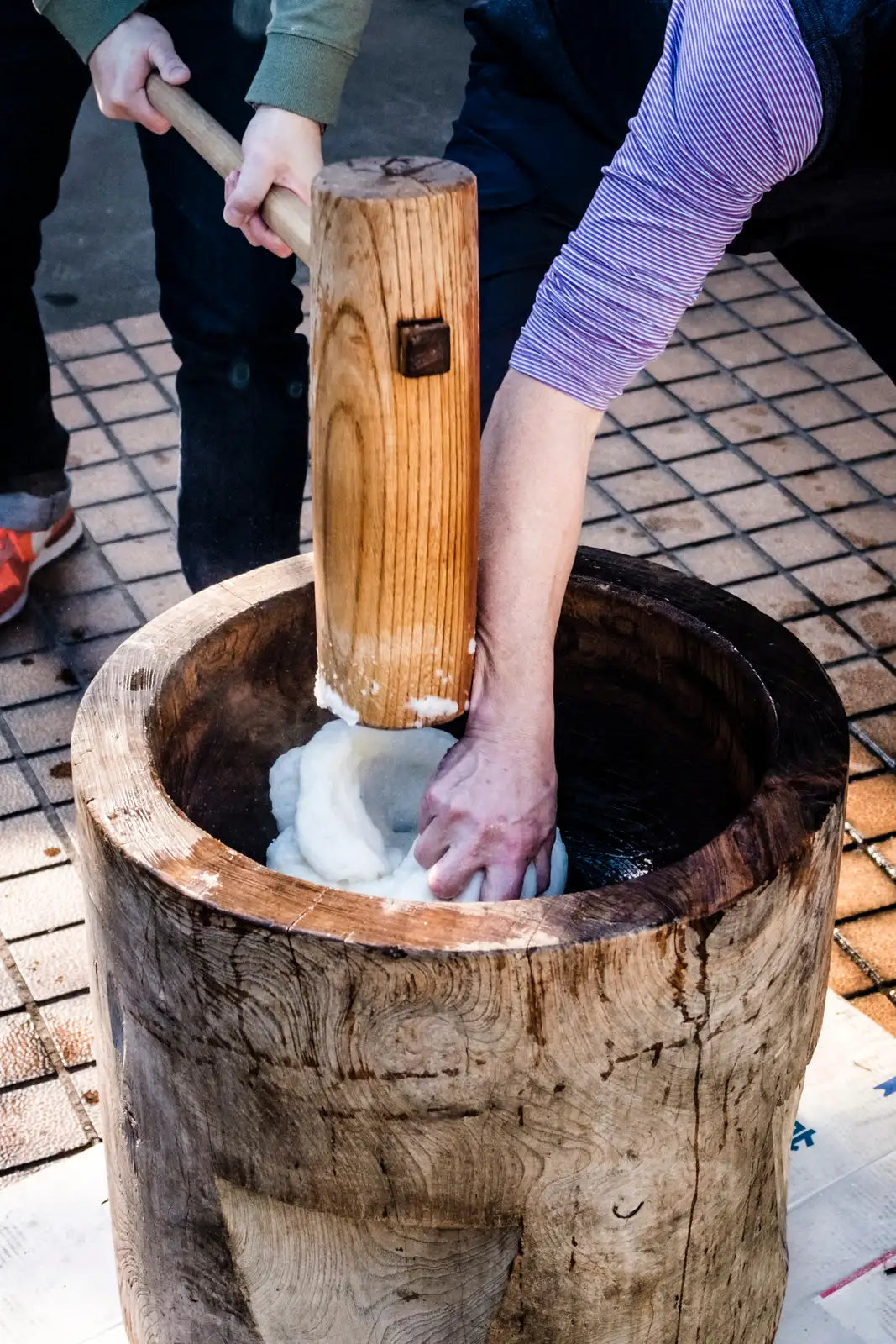 Discover the Art of Mochi Making and the Joy of Mochitsuki – JAPANBITE